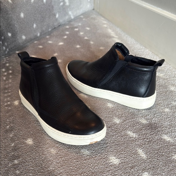Sofft | Shoes | Sofft Black Leather Slipon Sneakers | Poshmark